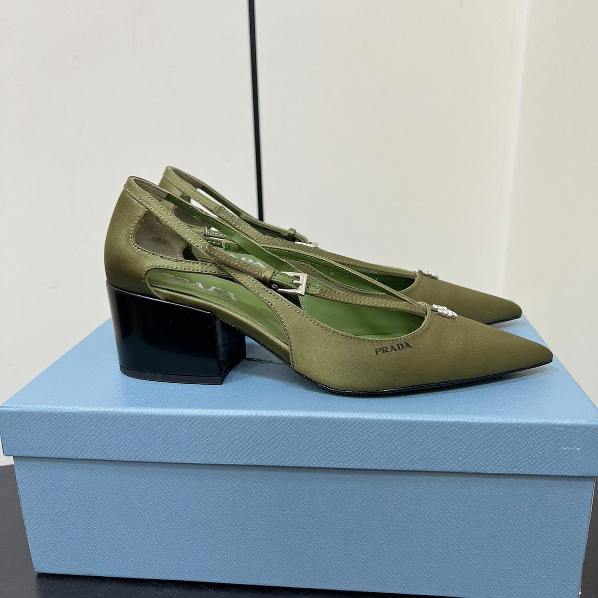 CUT-OUT PUMPS WITH BEAD BUCKLE IN OLIVE GREEN SATIN – BeeLove